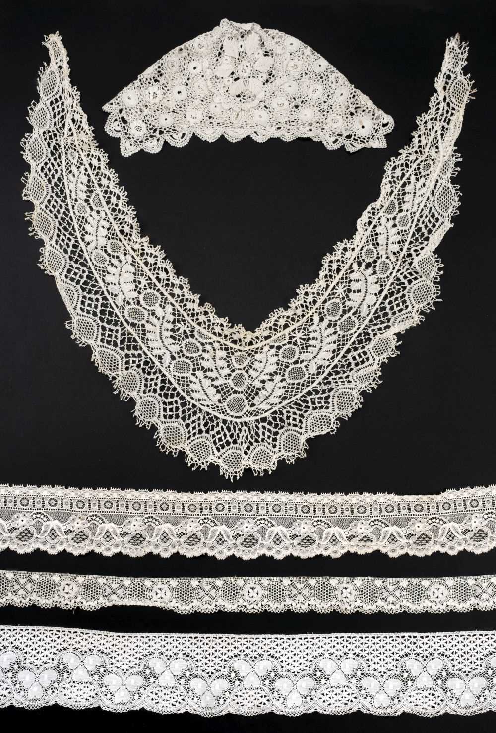 Lot 755 - Lace. A collection of lace items, some