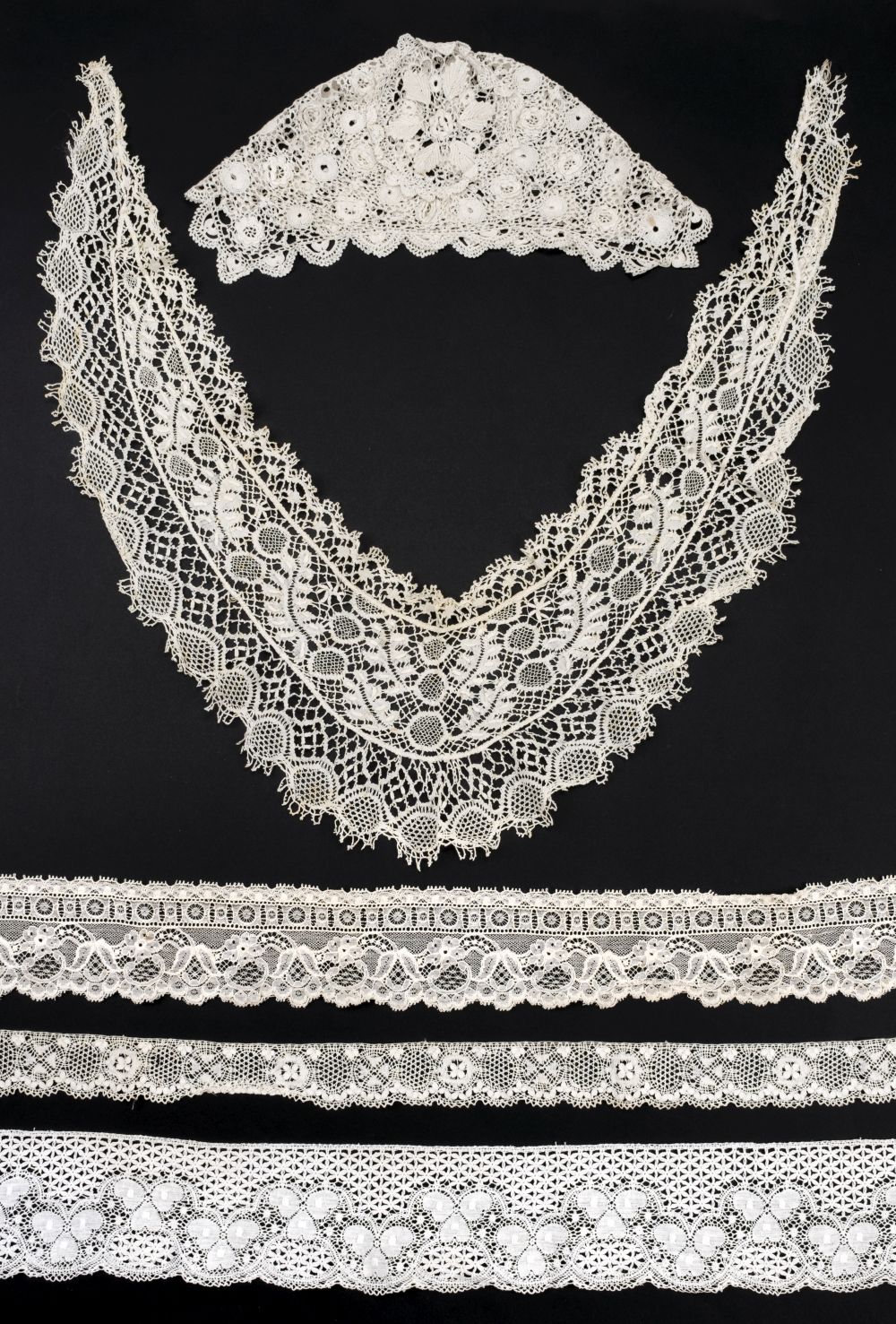 Lot 755 - Lace. A collection of lace items, some
