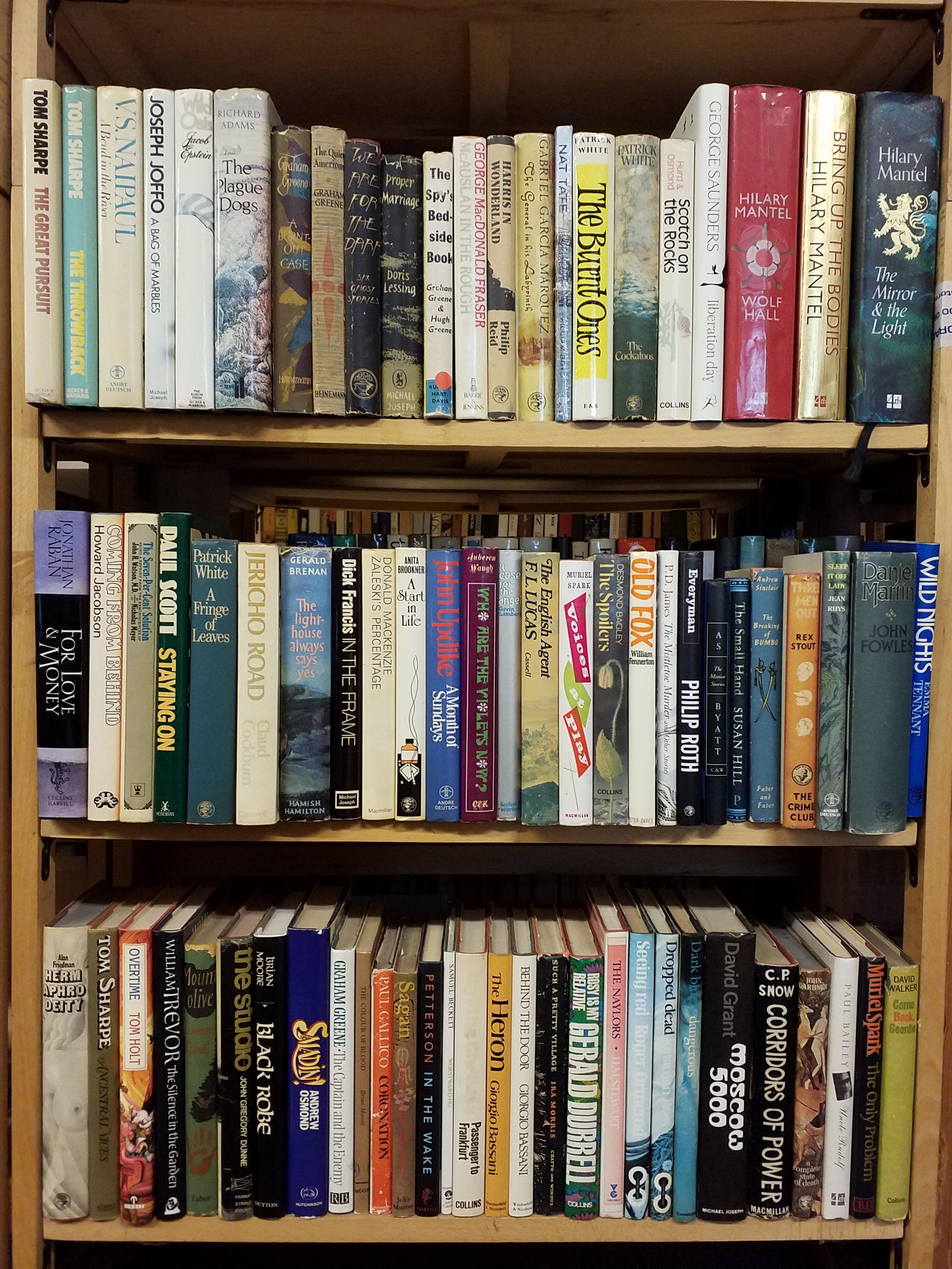 Lot 215 - Modern Fiction. A large collection of modern