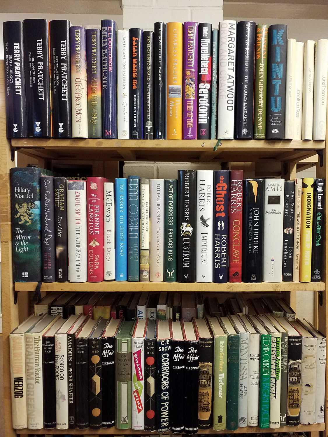 Lot 228 - Modern Fiction. A large collection of modern