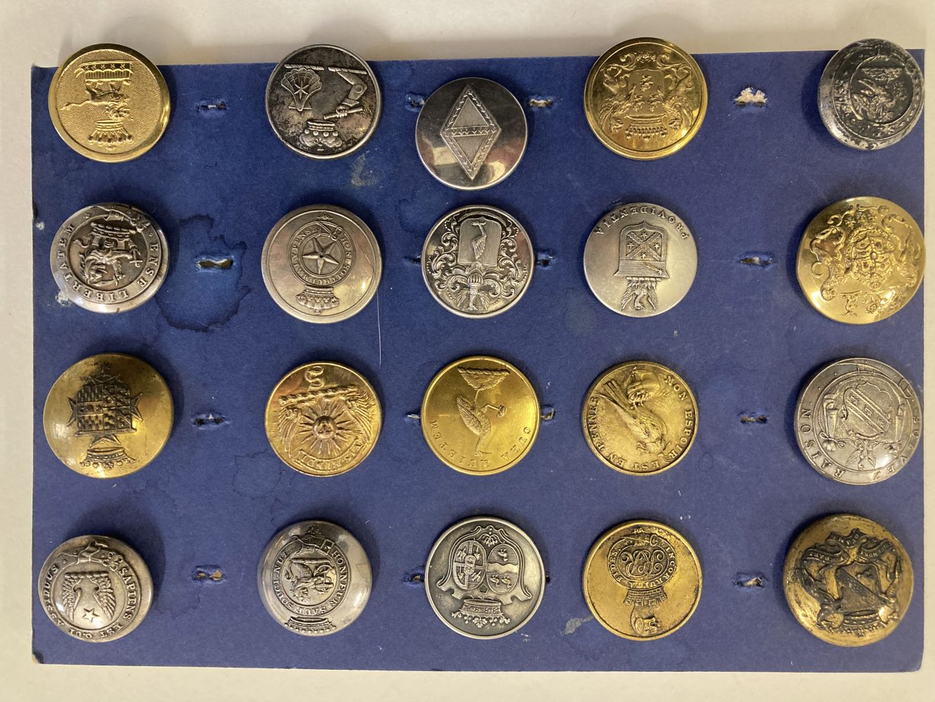 Lot 668 - Livery Buttons. A fine collection of 85