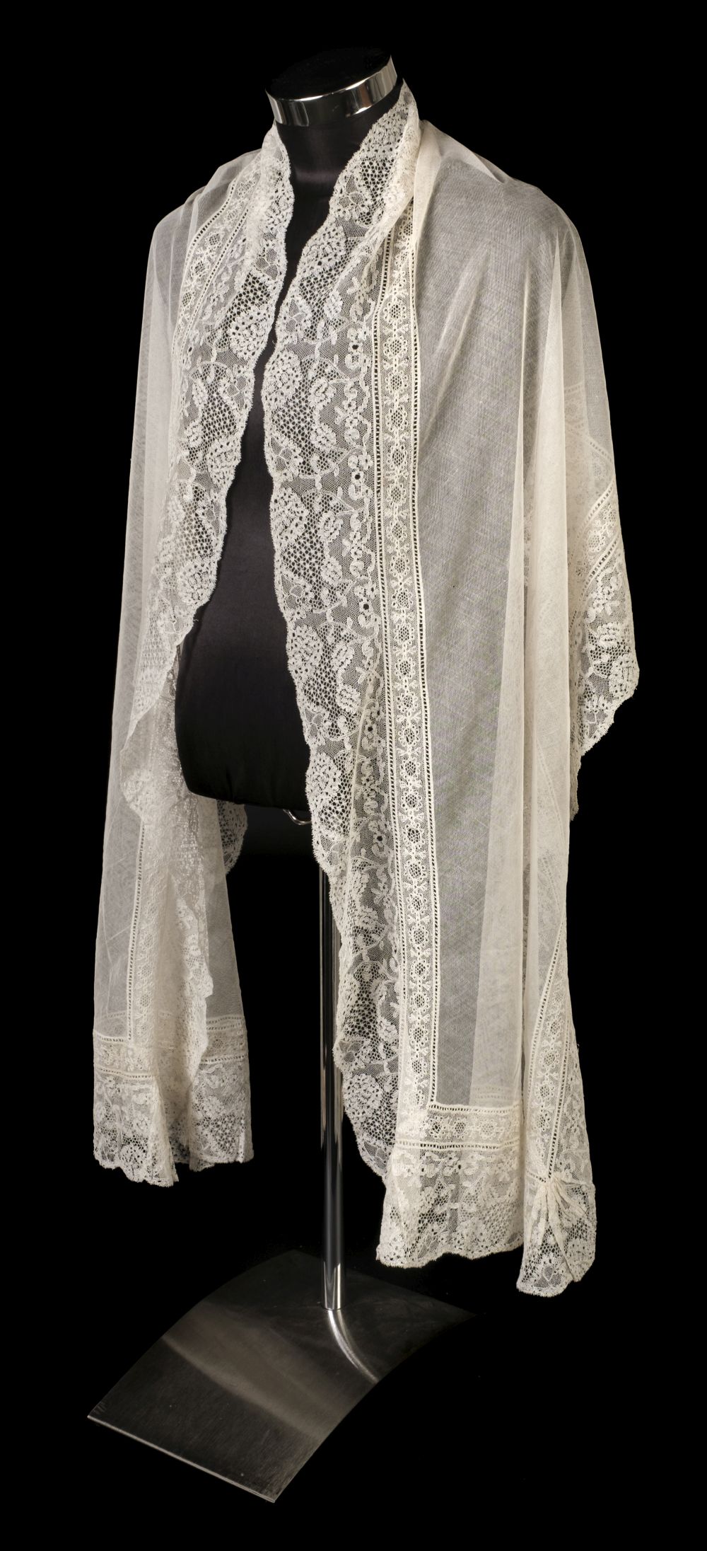 Lot 751 - Lace Stole. A Buckinghamshire lace stole,