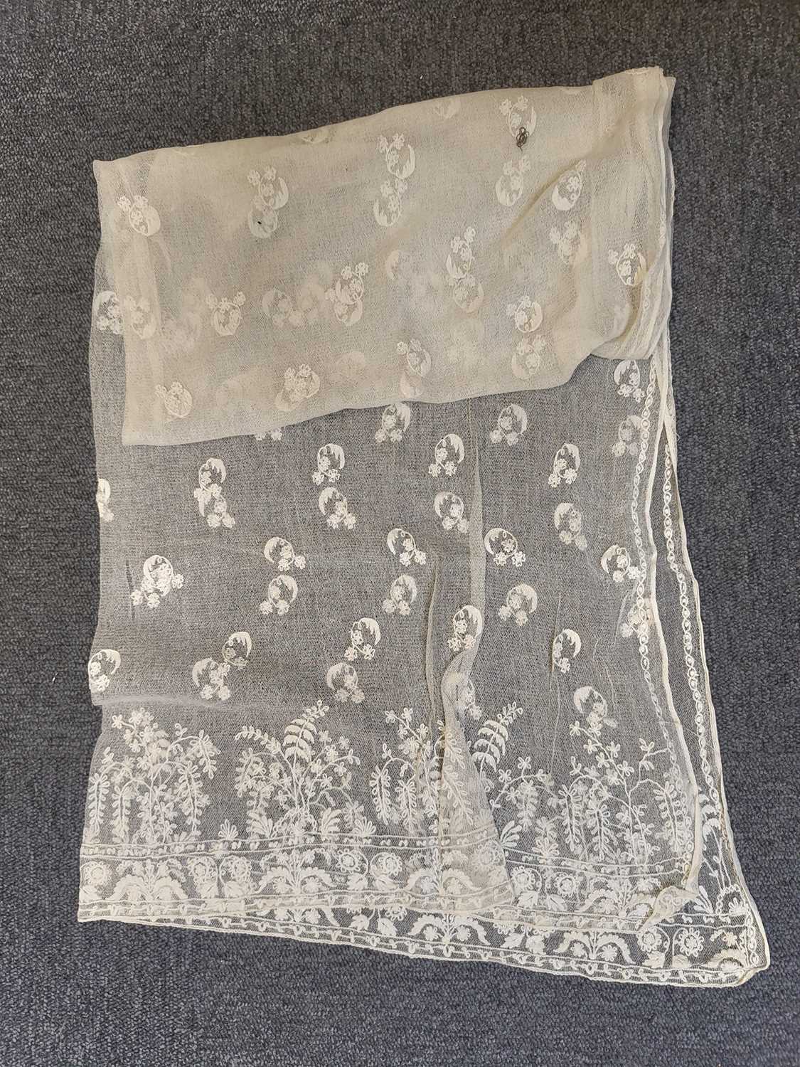 Lot 753 - Lace. A small collection of lace, mostly