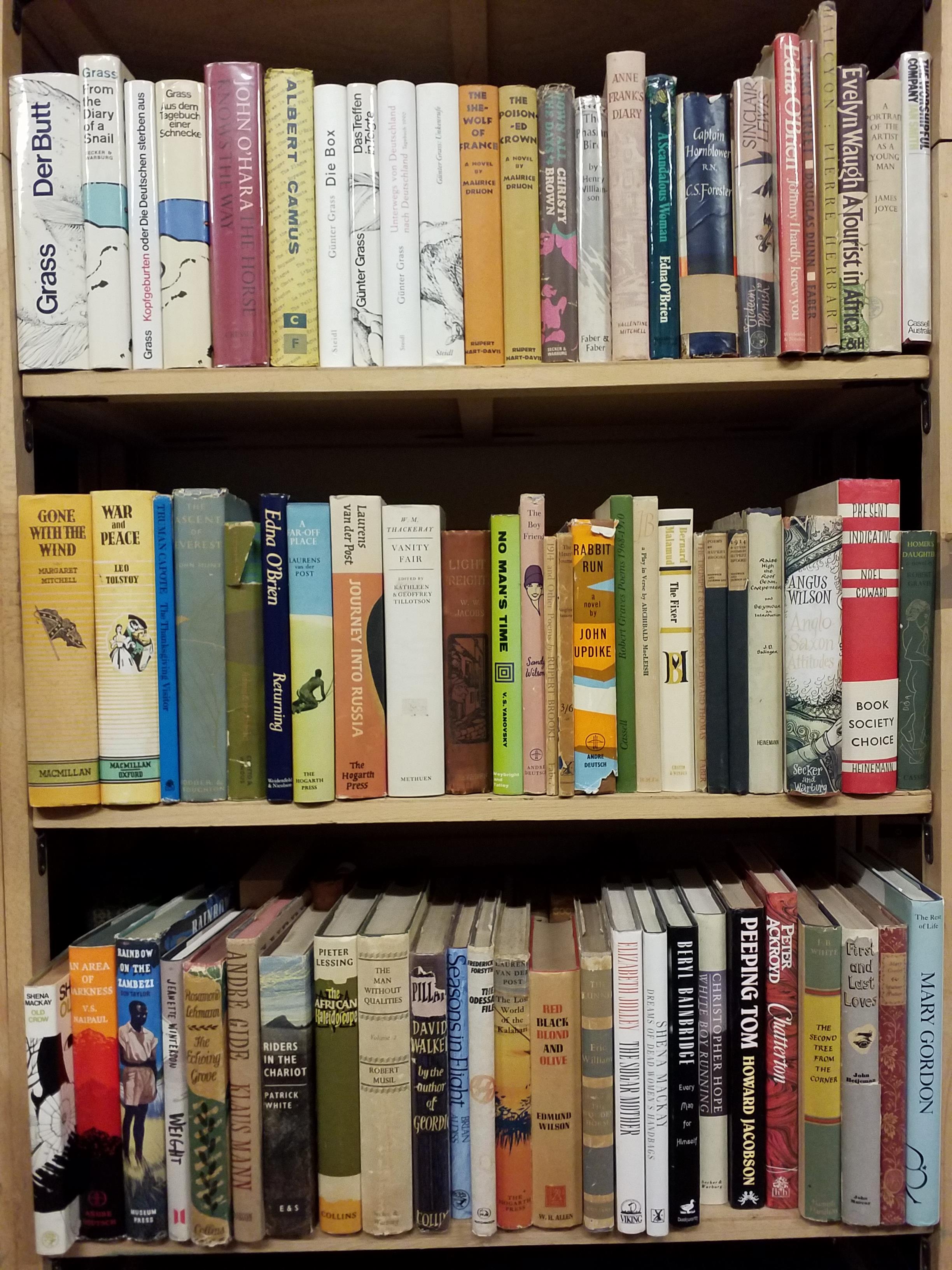 Lot 422 - Modern Fiction. A large collection of modern