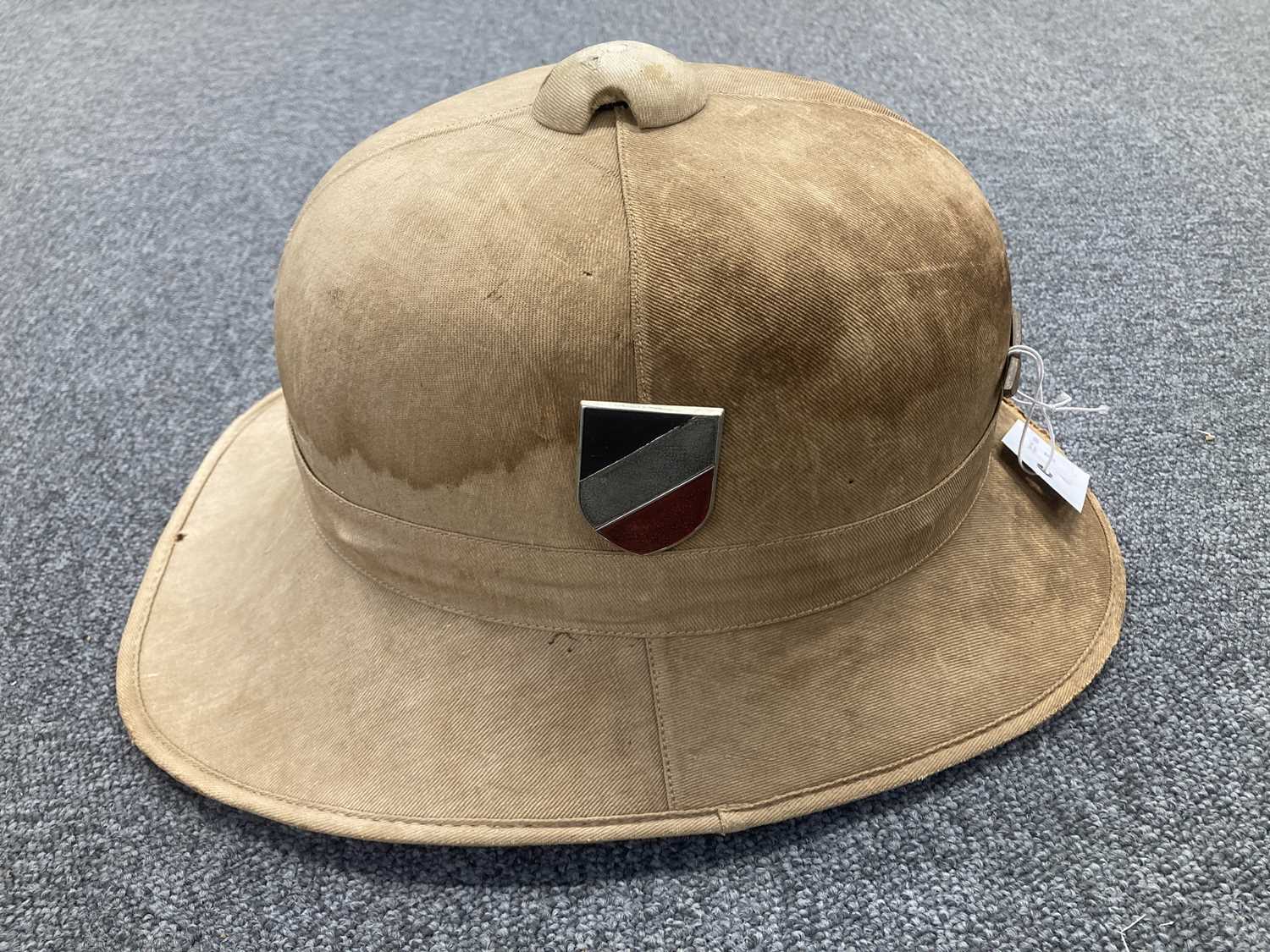 Lot 78 - Kriegsmarine. A WWII German pith helmet of