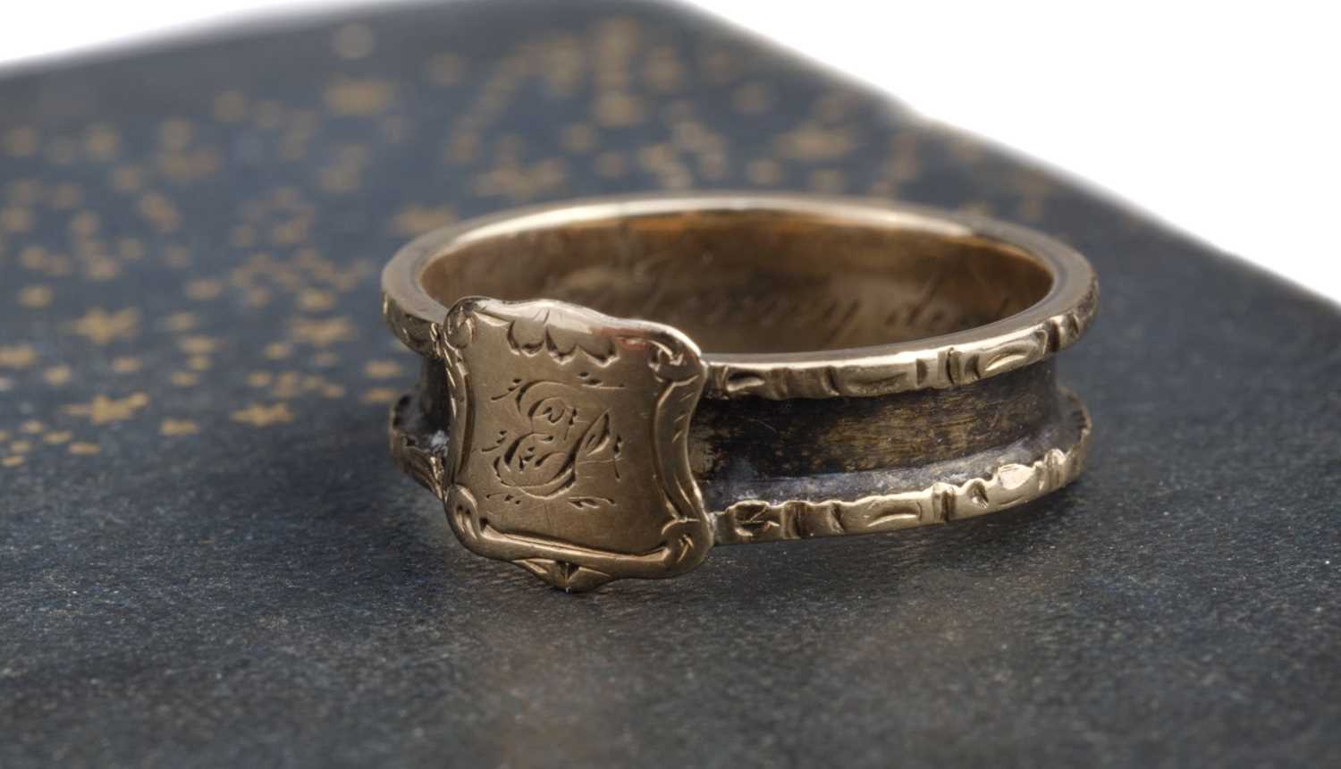 Lot 594 - Mourning Ring. A Victorian yellow metal