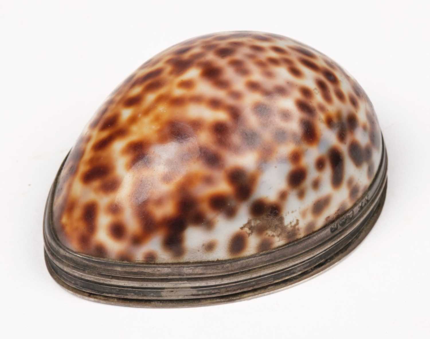 Lot 605 - Snuff box. A George III silver mounted