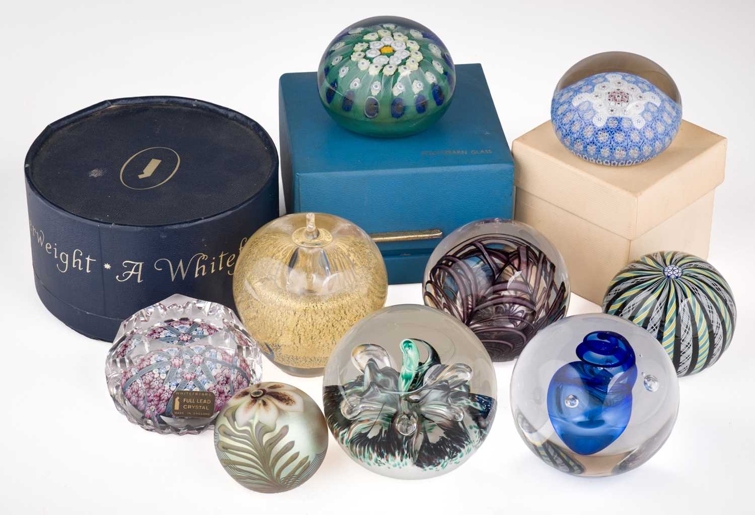 Lot 622 - Paperweights. Michael Hunter 'Blue and White